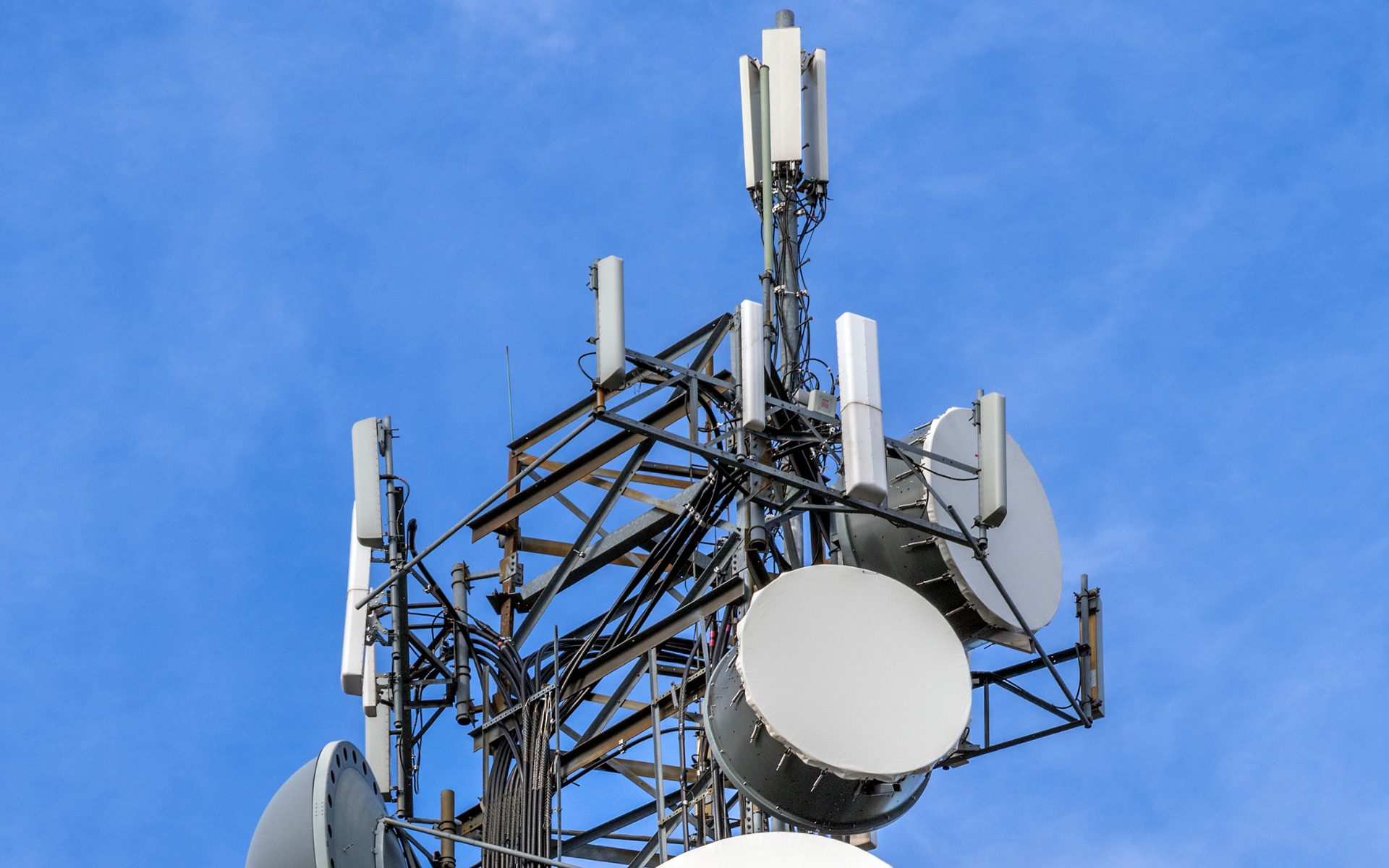 Hybrid Optical-Wireless within 10 Kilometers and Optical Fibre - CENGN